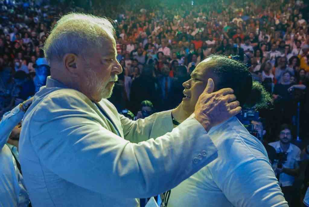 Liderança do Quilombo Rio dos Macacos, Rose Meire sobe ao palco, se ...