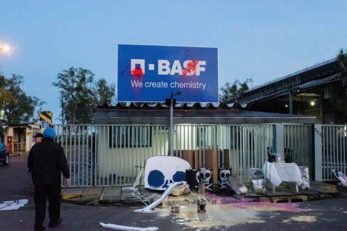 Juventude Sem Terra e Levante Popular fazem escracho em frente a BASF ...