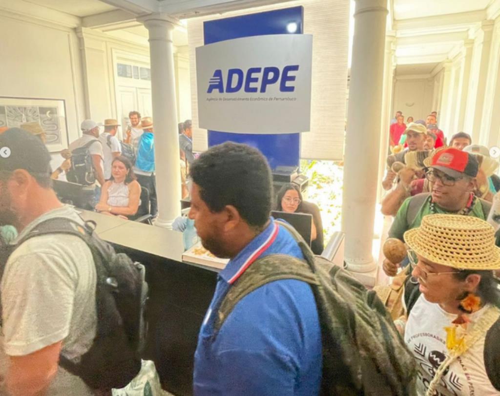 Famílias agricultoras e indígenas Kapinawá ocupam sede da ADEPE, no ...